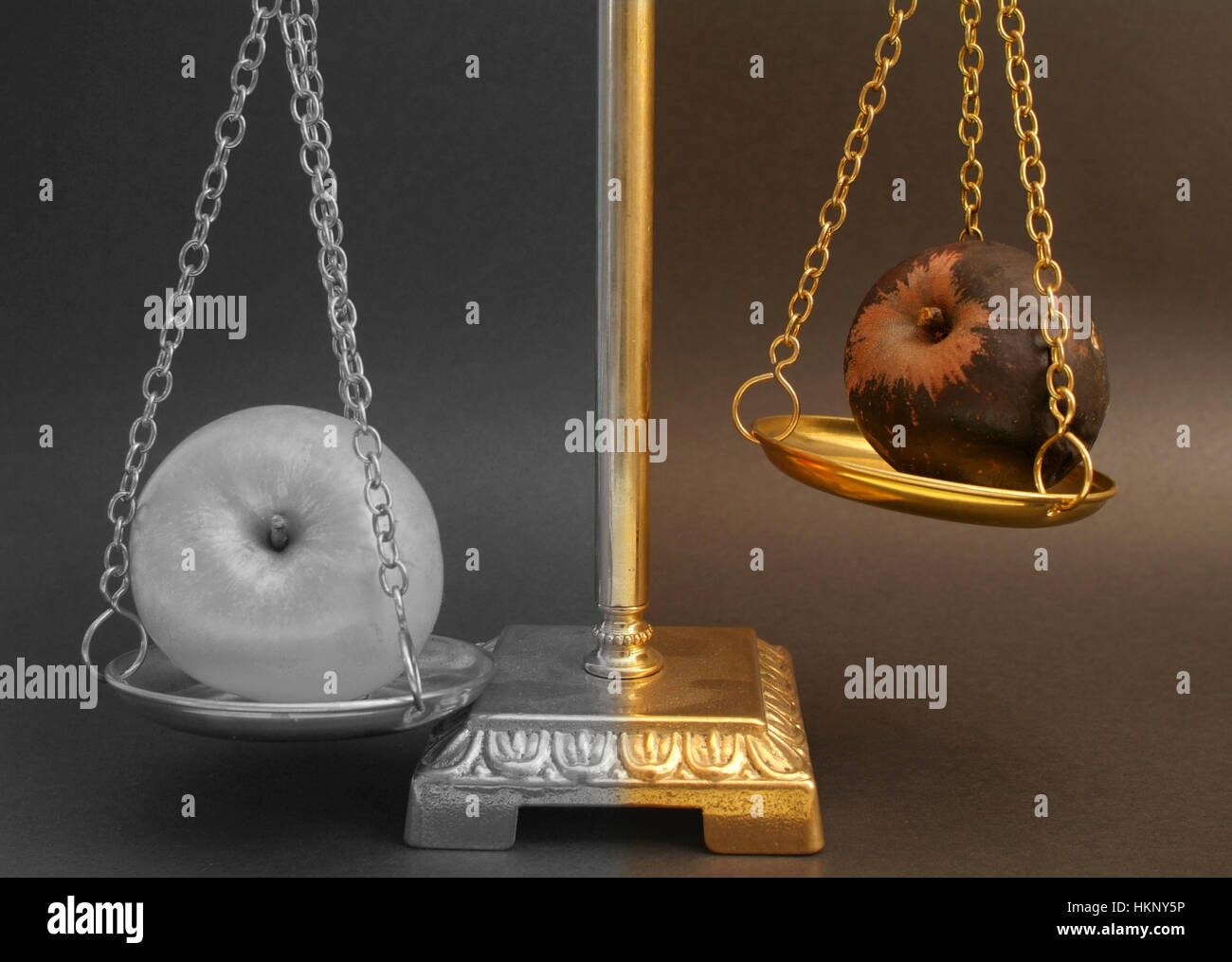 Apples weigh scale hi-res stock photography and images - Alamy