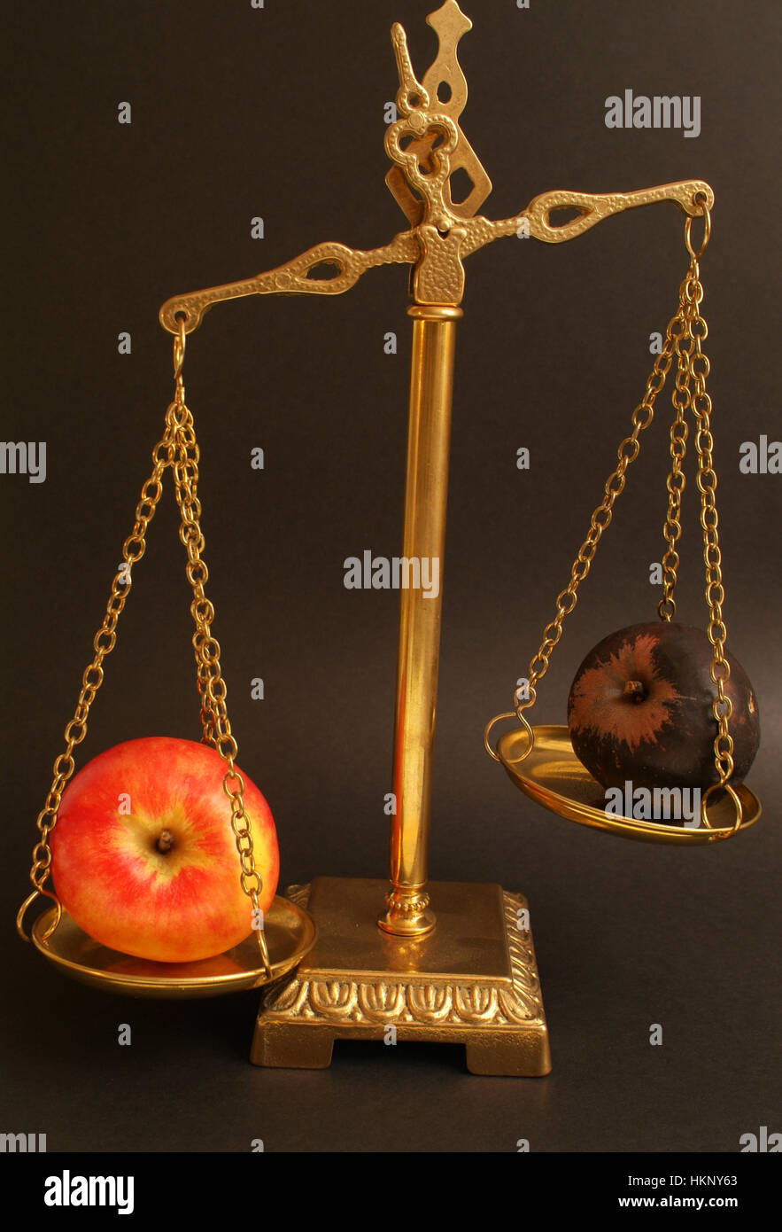 Apples weigh scale hi-res stock photography and images - Alamy