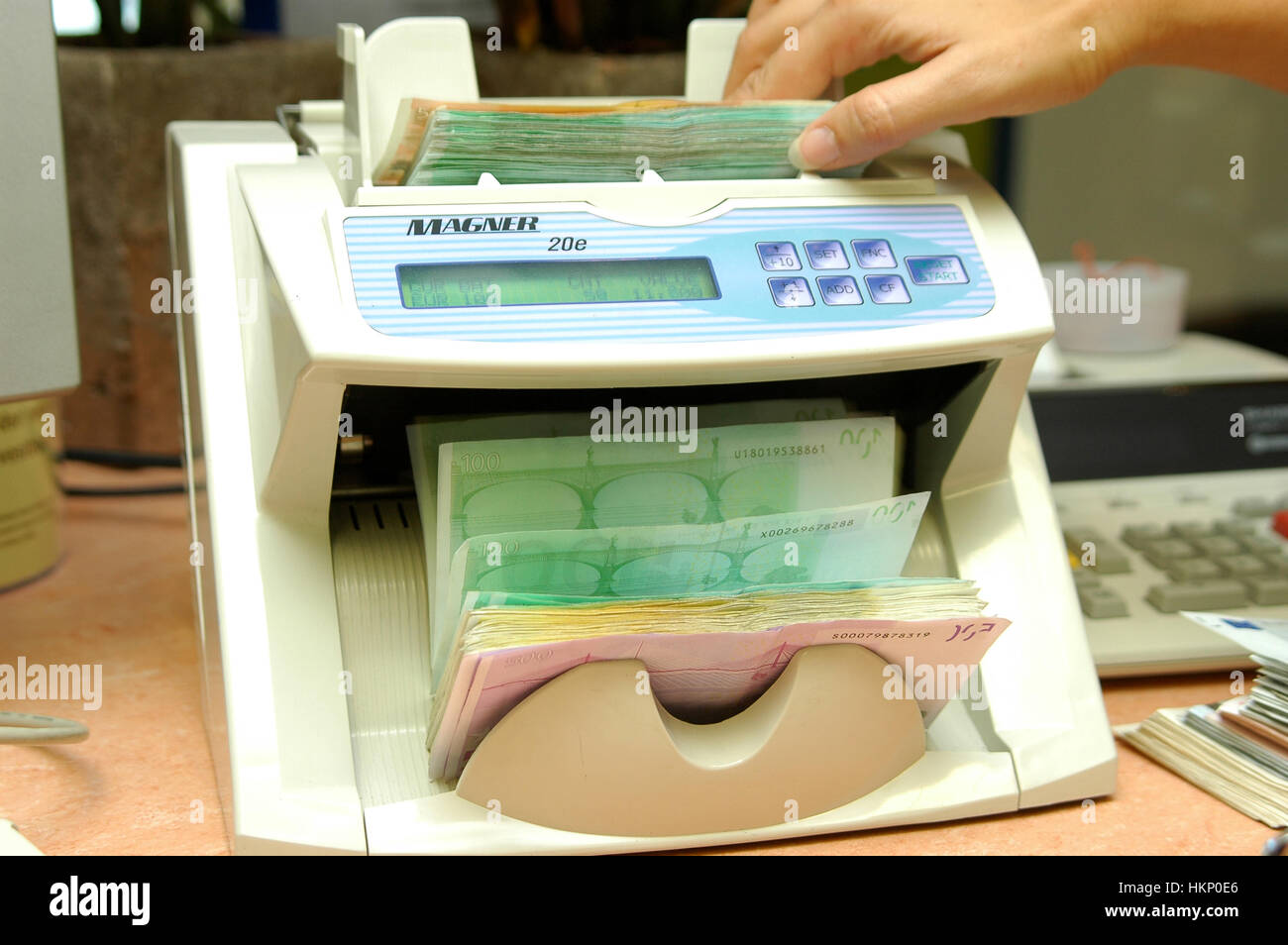 Counting machine for banknotes Stock Photo - Alamy