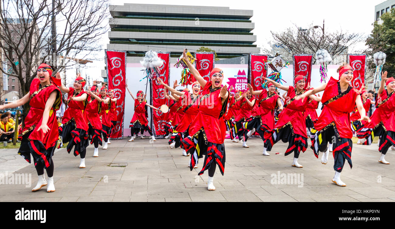 Japanese women dancing hi-res stock photography and images - Alamy