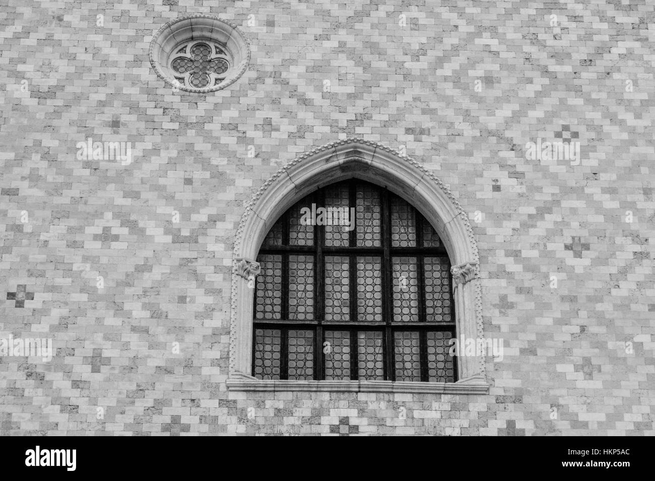 pattern on building surrounding windows Stock Photo - Alamy
