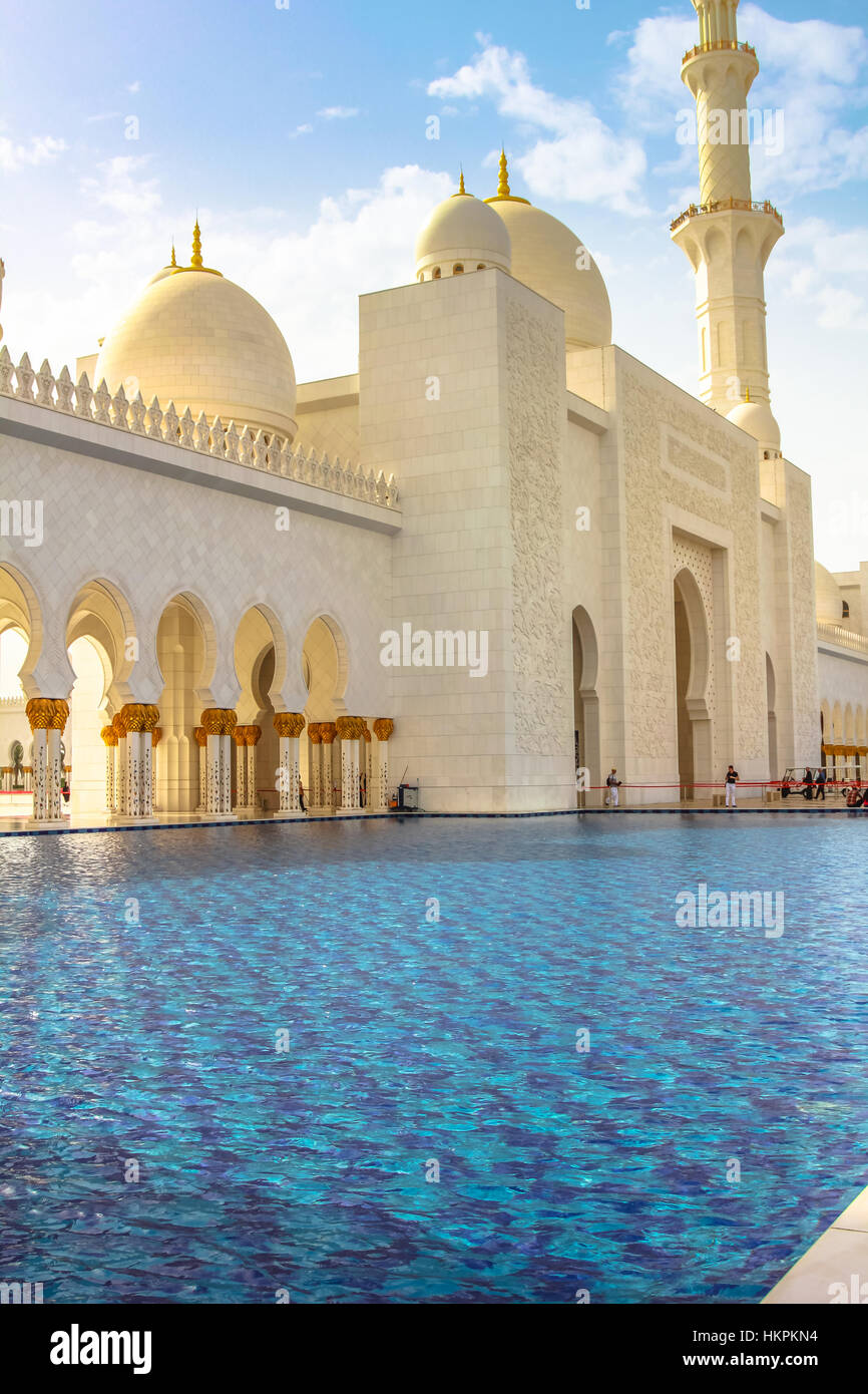 Entrance of Sheikh Zayed Grand Mosque Stock Photo - Alamy