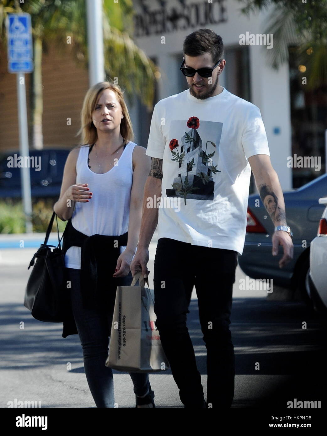 Mena Suvari and new boyfriend Michael Hope leave Trader Joe's Featuring ...