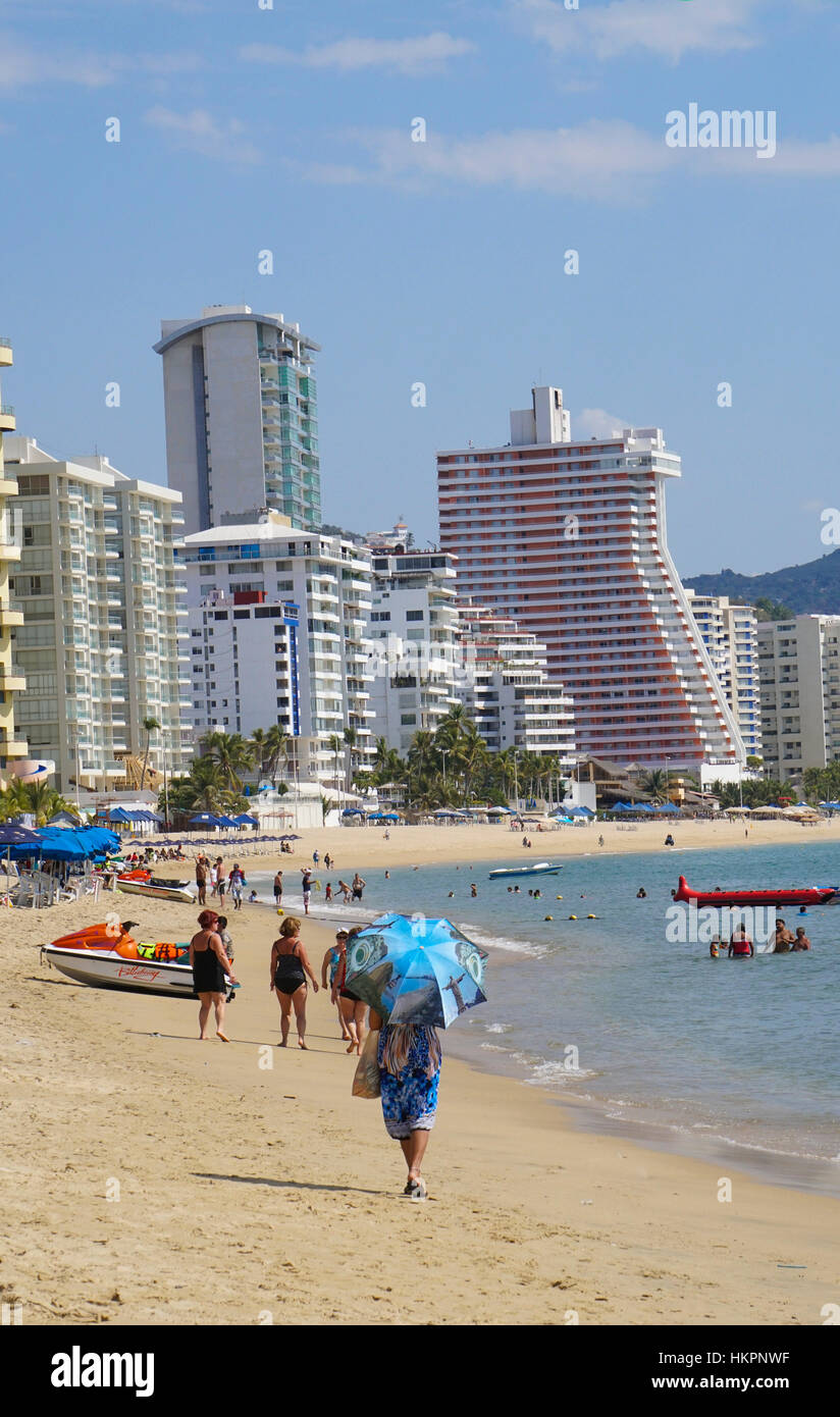 People on Papagayo beach in Acapulco, Mexico Stock Photo - Alamy