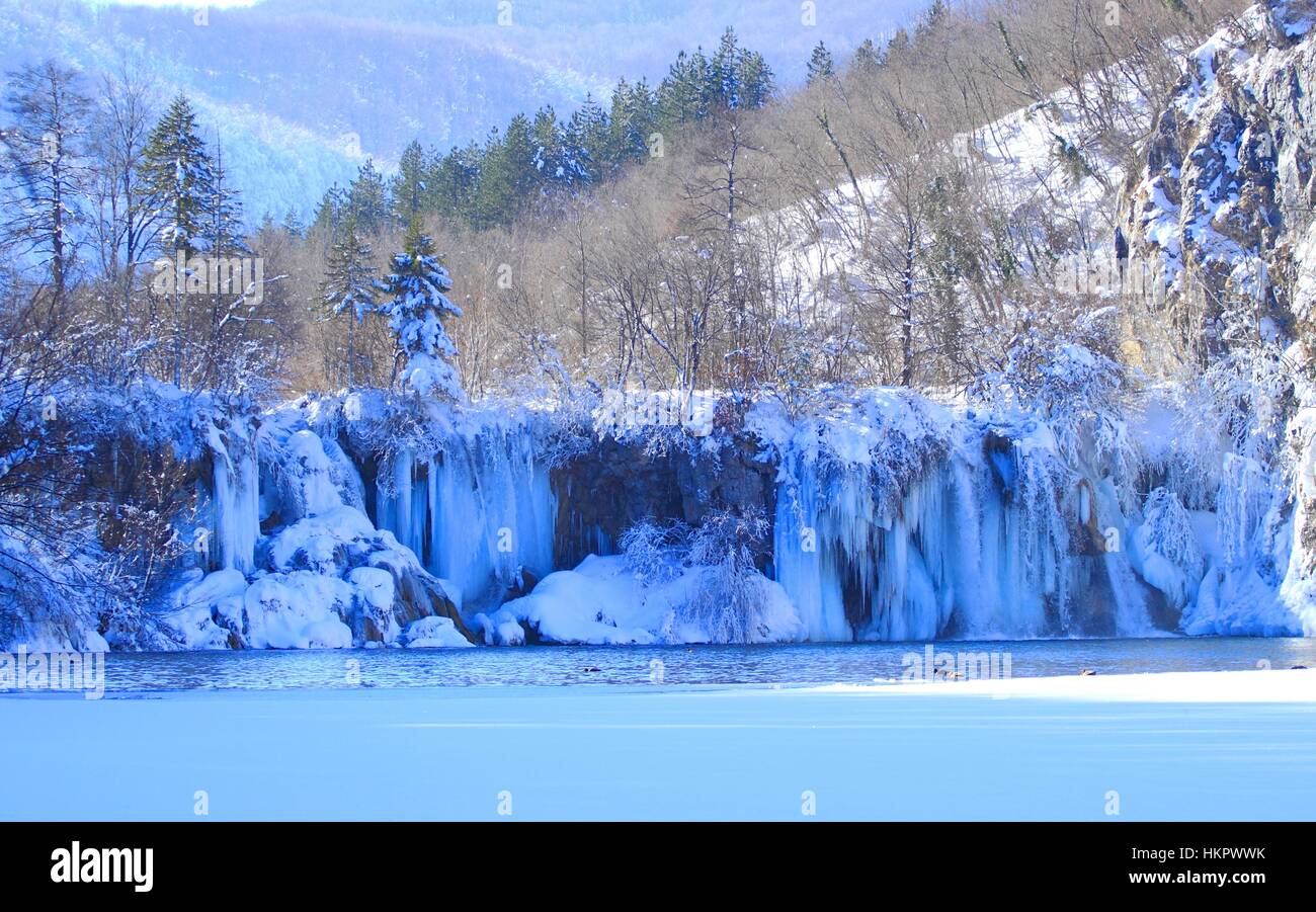 Beautiful winter scene of frozen waterfalls in National park Plitvice ...