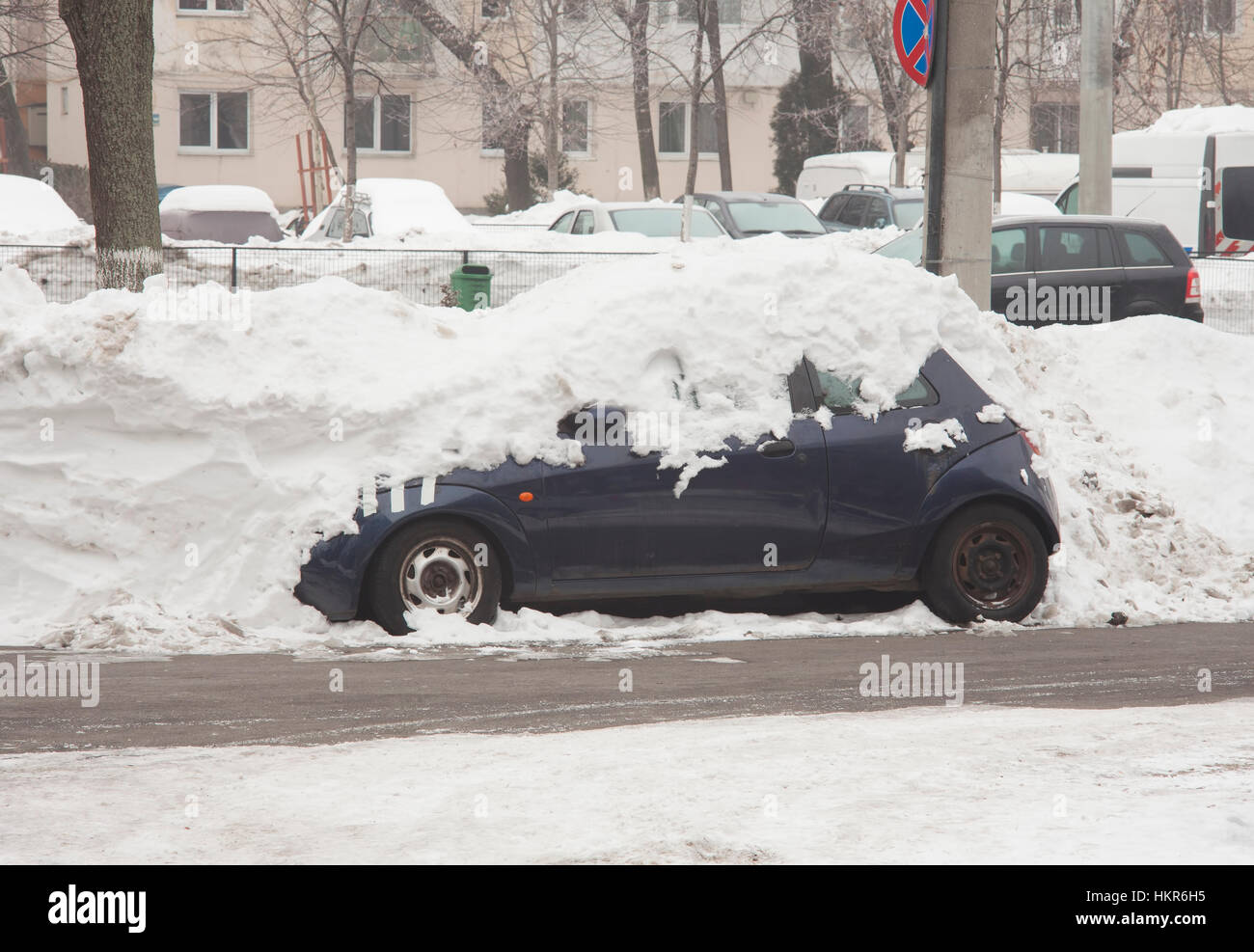 Car stuck snow winter city road snowdrift hi-res stock photography and ...