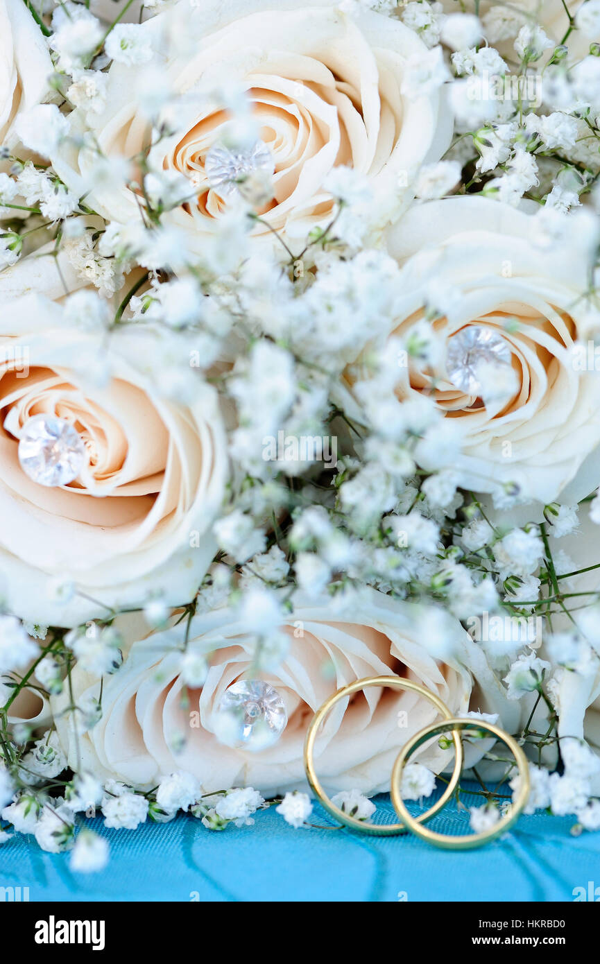 Gold jewelry background hi-res stock photography and images - Alamy
