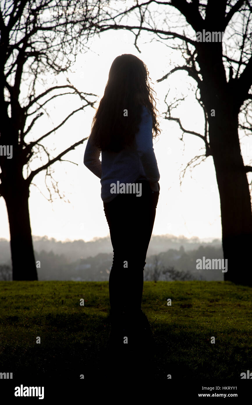 Girl silhouette from behind hi-res stock photography and images - Alamy