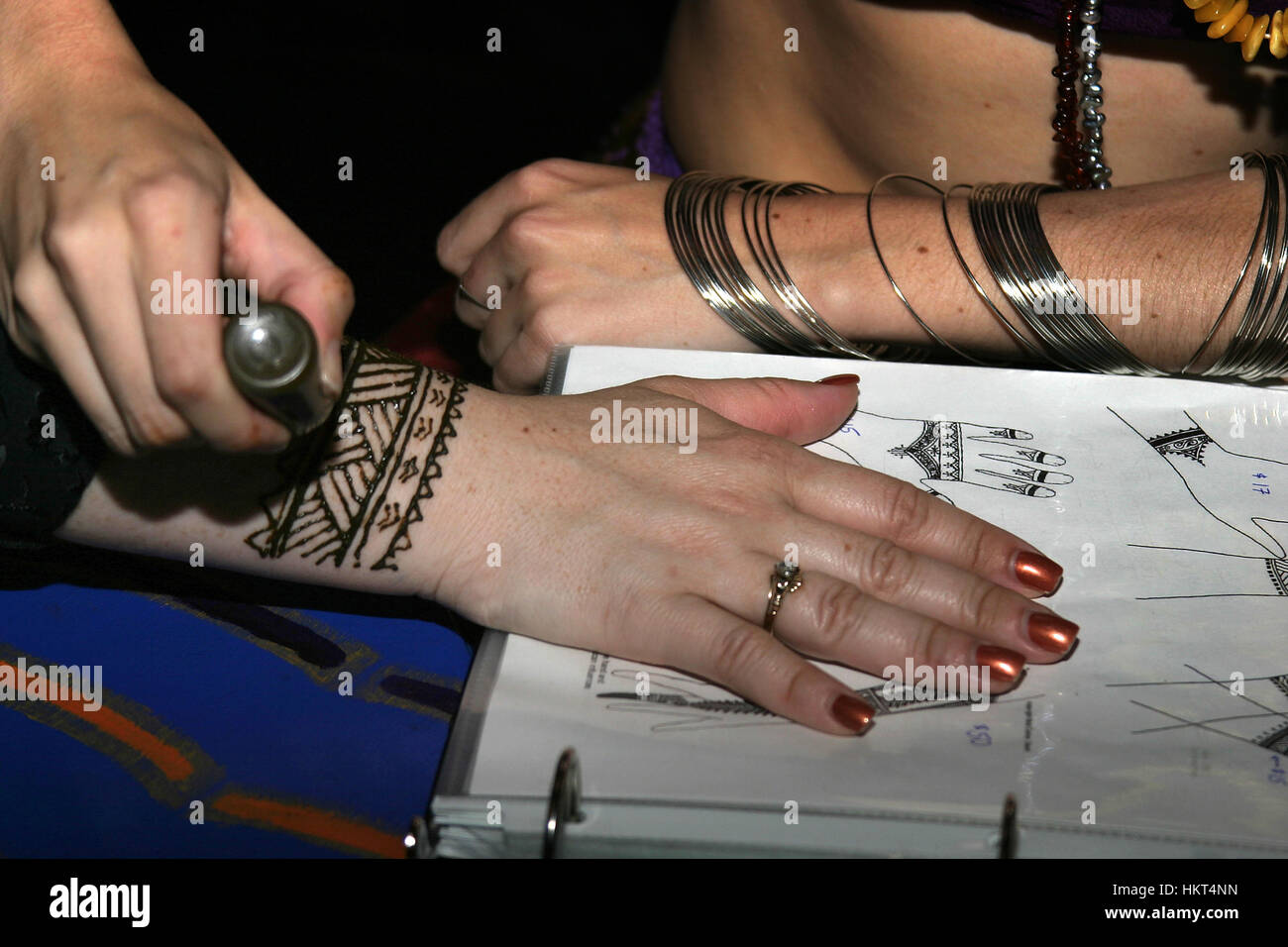 Henna Artist at work Stock Photo - Alamy