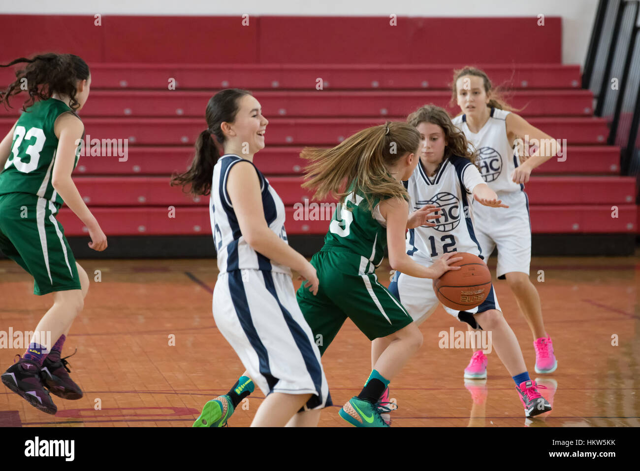 Girls team playing basketball hi-res stock photography and images - Alamy