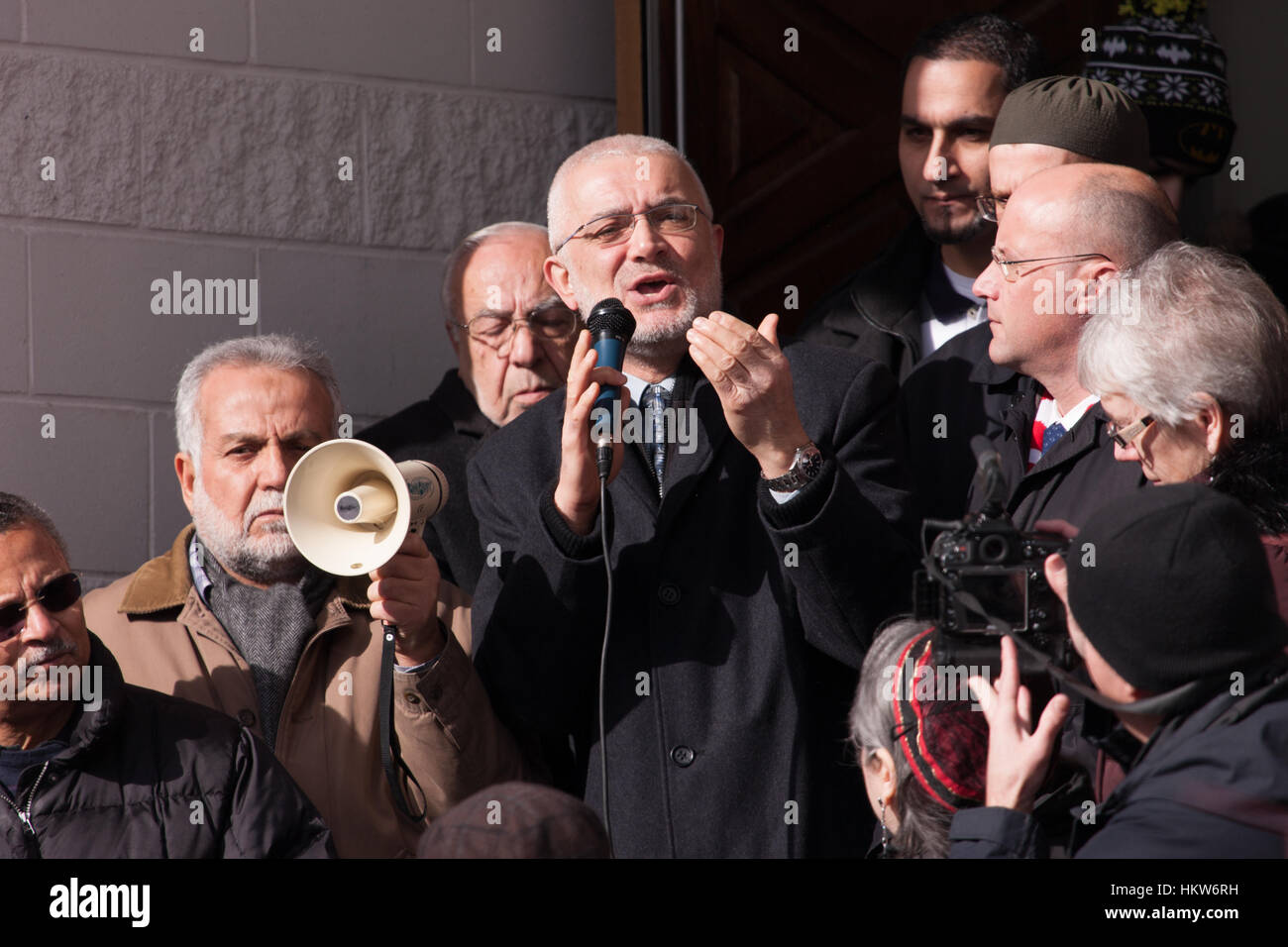 London, UK. 29th Jan, 2017. Munir El-Kassem, imam at the Islamic Centre ...