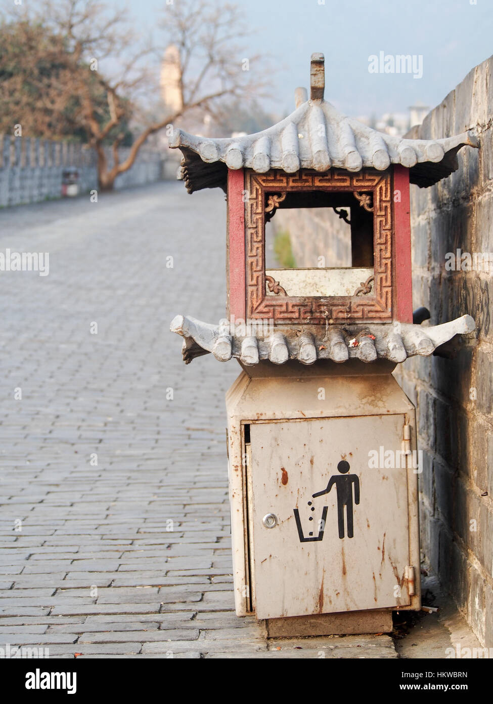China trash can hi-res stock photography and images - Alamy