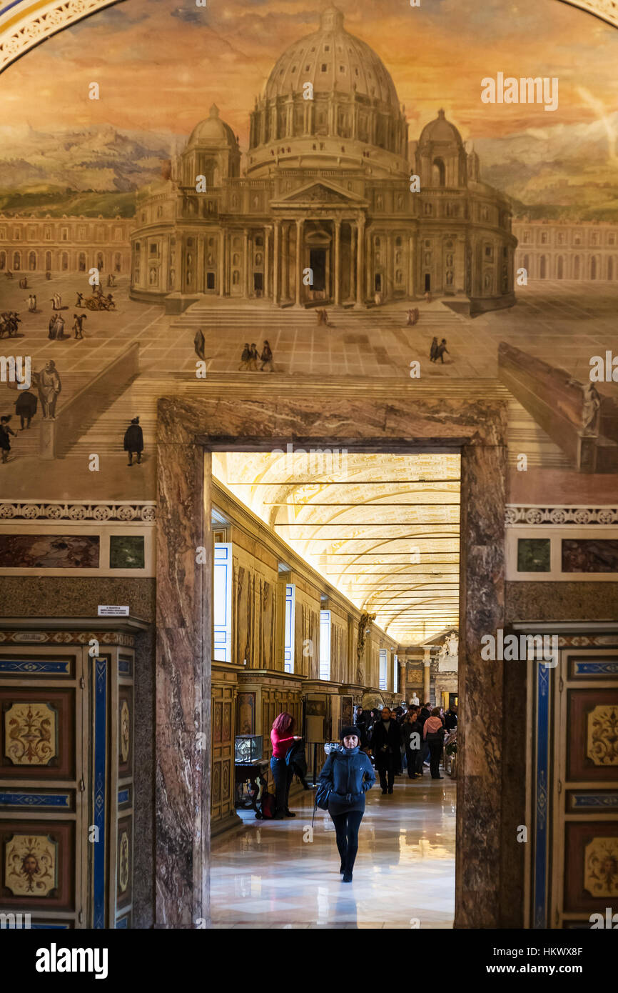 VATICAN - DECEMBER 17, 2010: visitors in rooms of Vatican museum. The ...