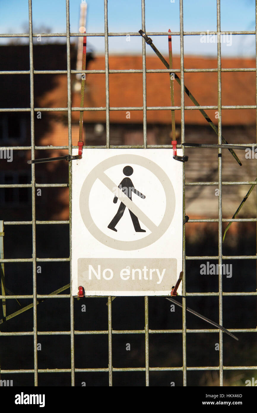 Keep out sign tied to a wire fence Stock Photo - Alamy