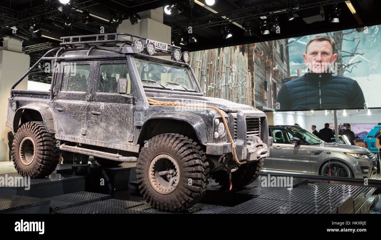 Land rover defender 2015 hi-res stock photography and images - Alamy