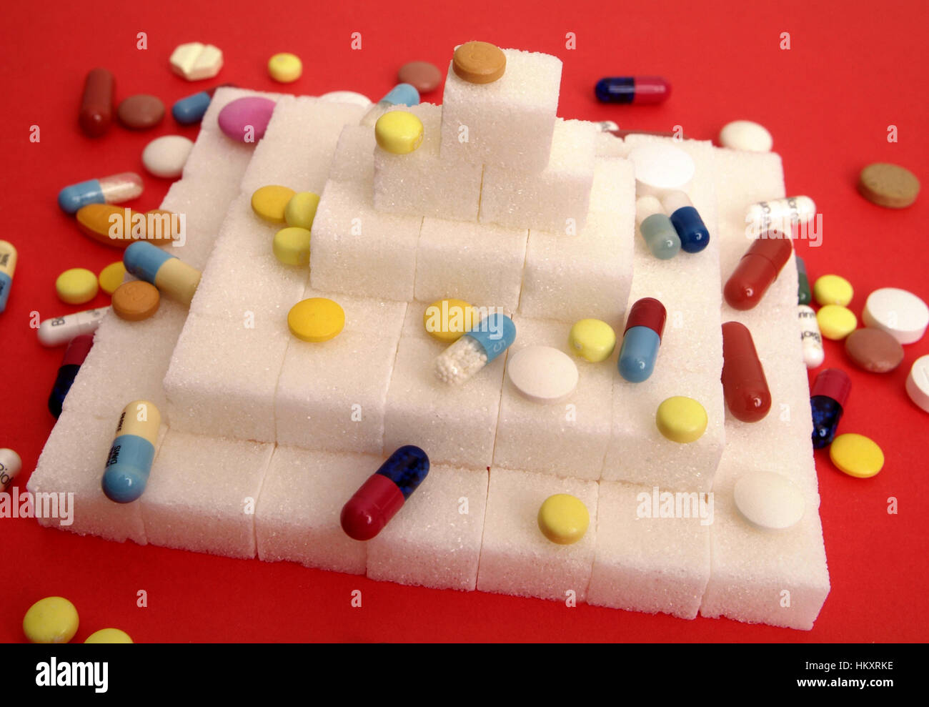 Lump sugar and tablets, symbolic for diabetes Stock Photo - Alamy