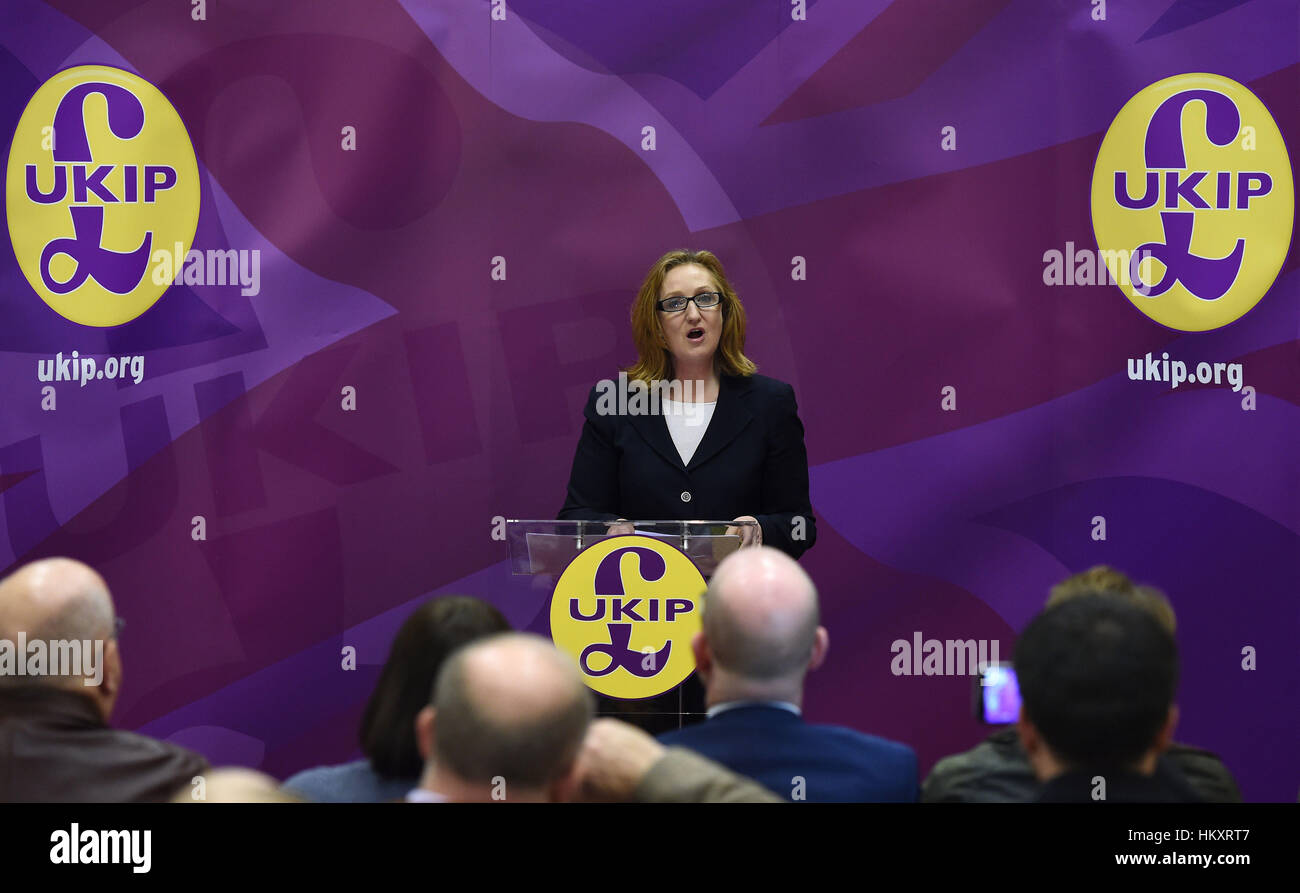 Health spokesman suzanne evans delivering hi-res stock photography and ...