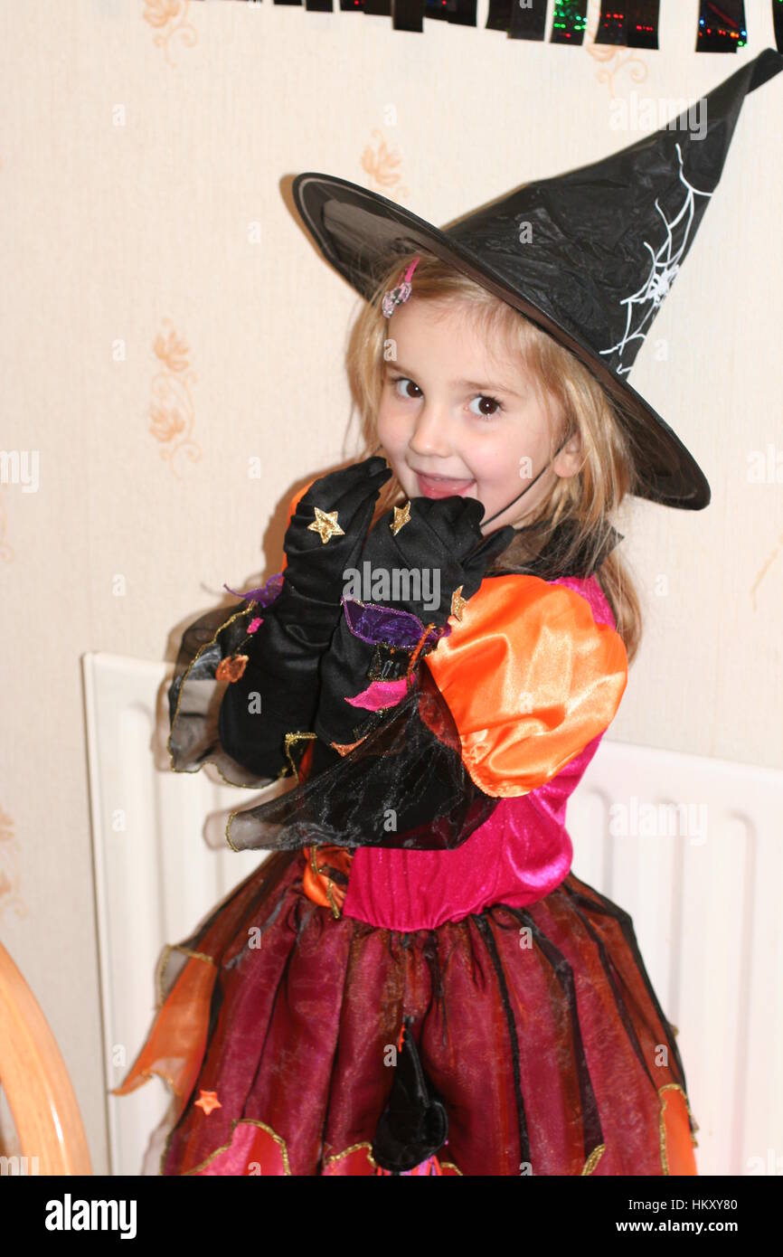 Witches costume hi-res stock photography and images - Alamy