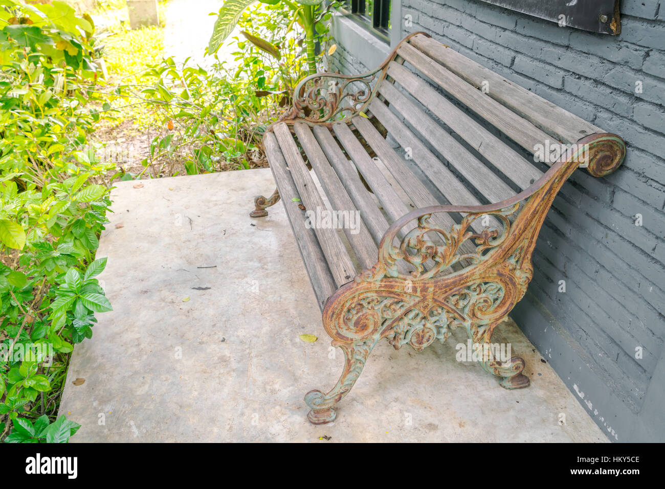 Wood bench against brick hi-res stock photography and images - Alamy