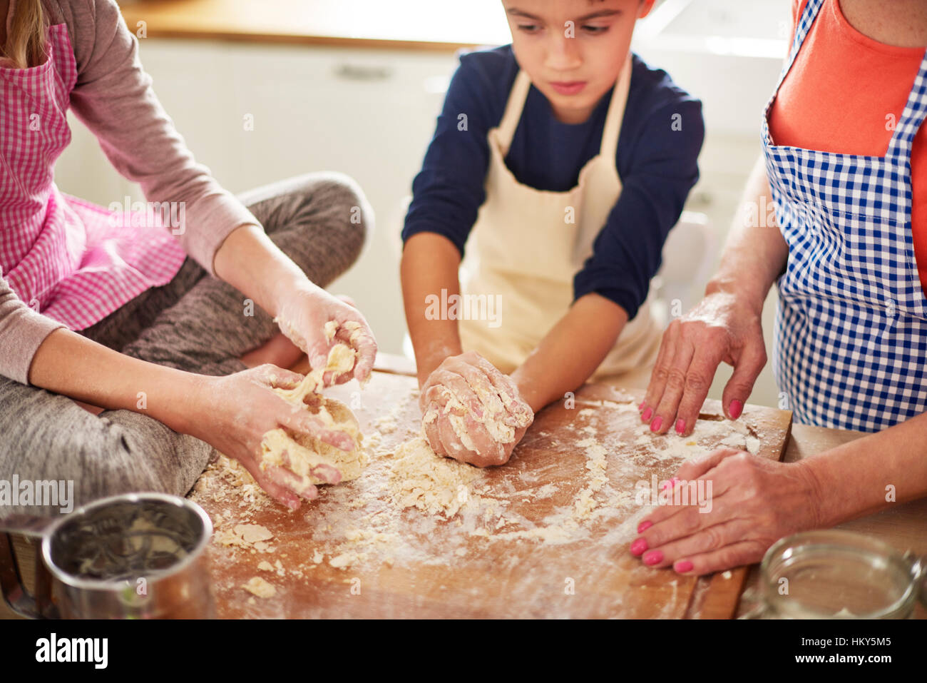 Making food with group of kids hi-res stock photography and images - Alamy