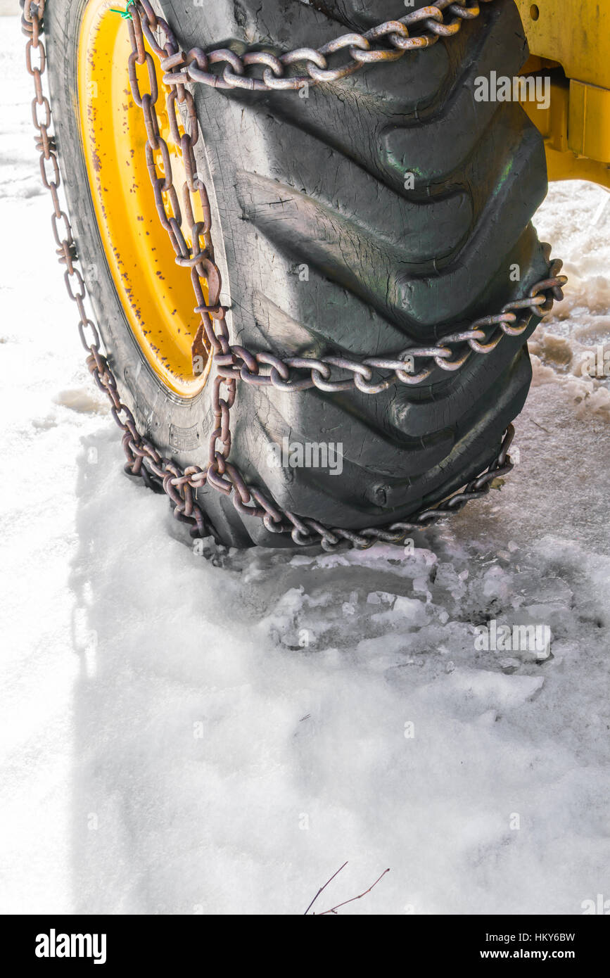 Wheel with chains on snow Stock Photo - Alamy