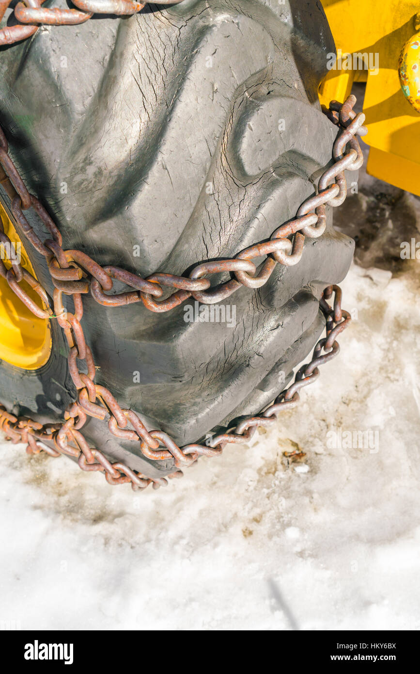 Wheel with chains on snow Stock Photo - Alamy