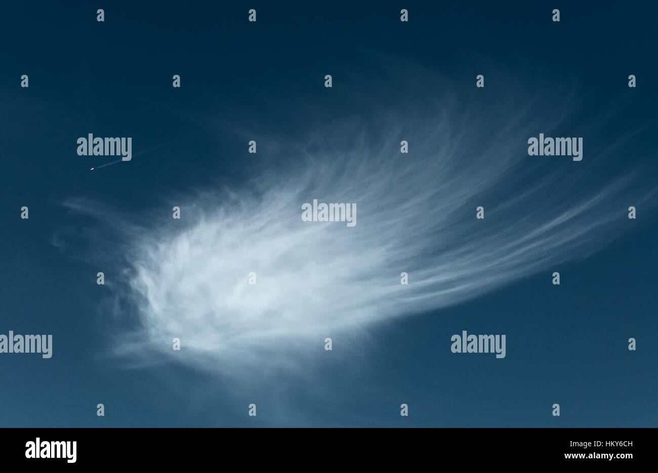 Contrails plane hi-res stock photography and images - Alamy