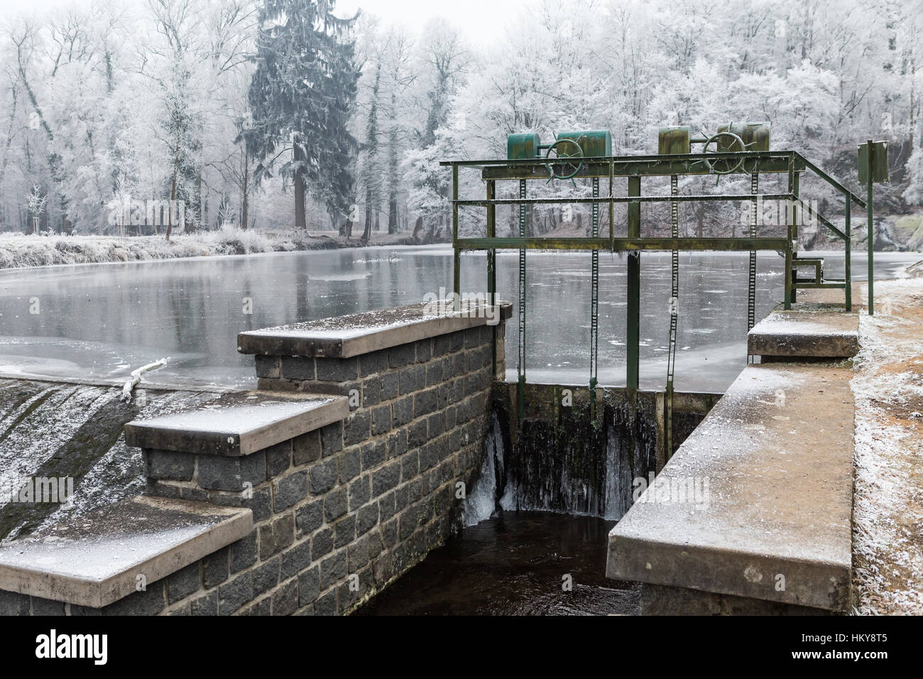 Hand operated wheel controls and Sluice gate on pond Stock Photo - Alamy