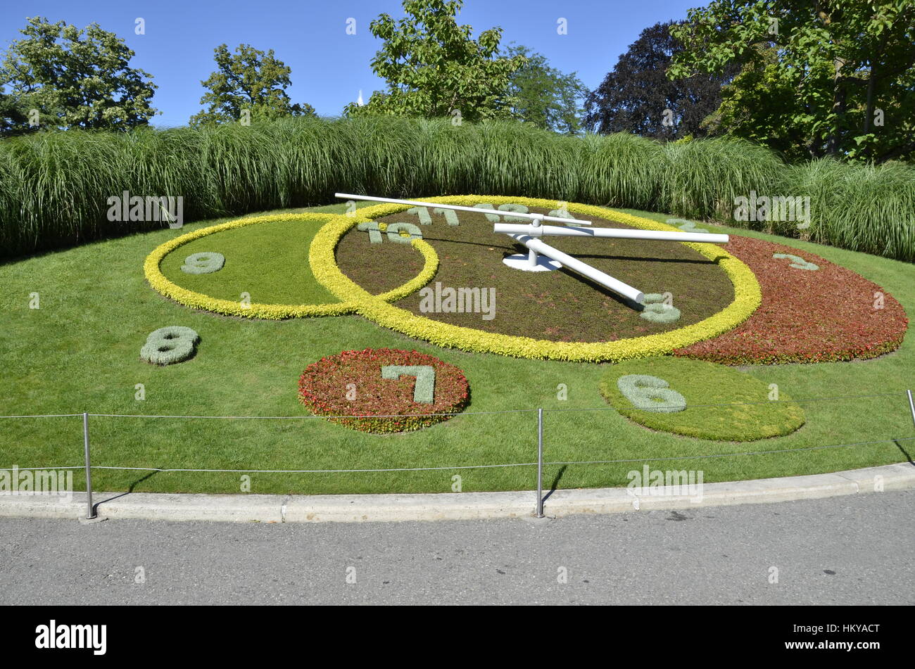 Clock made of flowers hi-res stock photography and images - Alamy