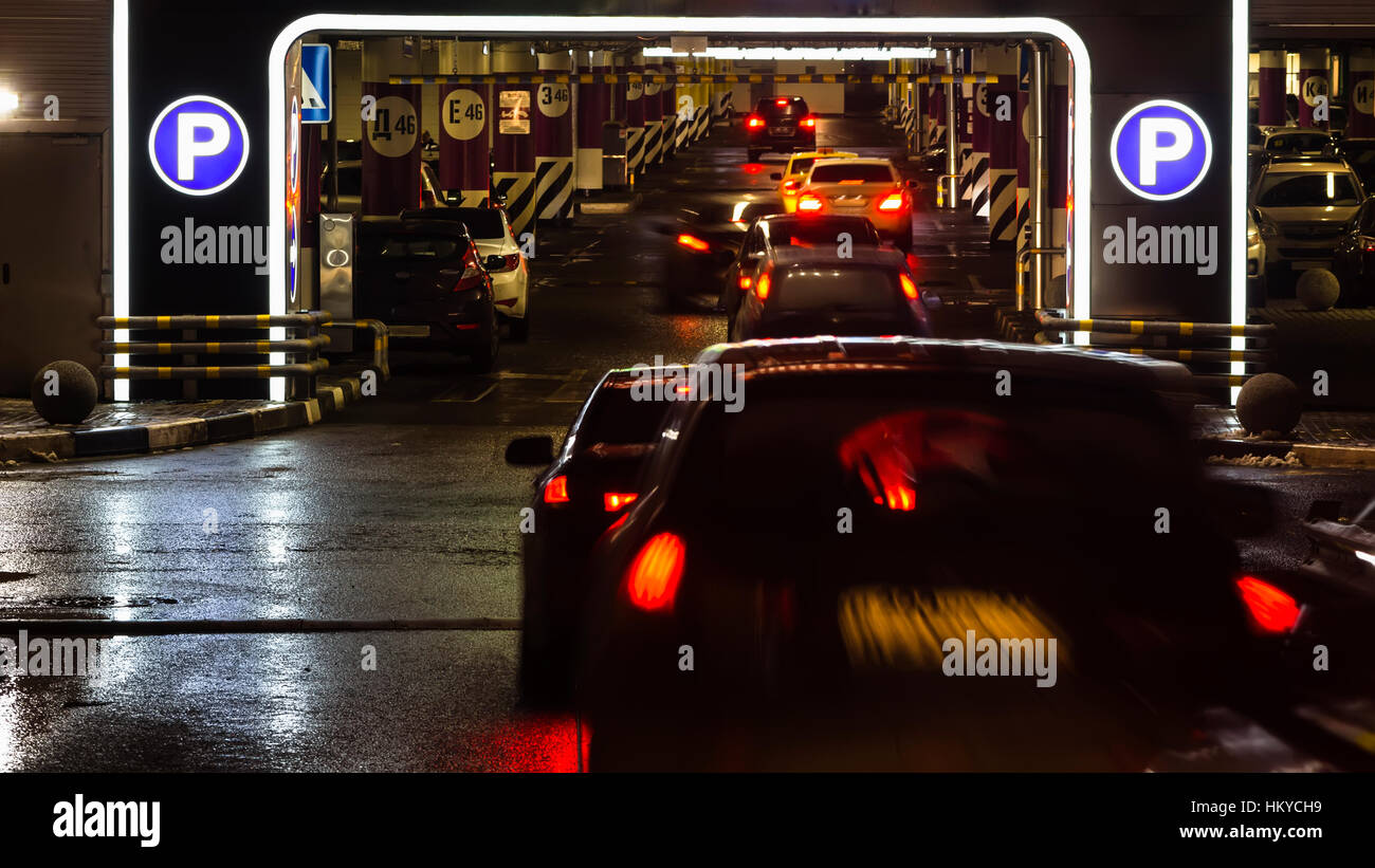Queue of cars at entrance of shopping mall parking Stock Photo - Alamy