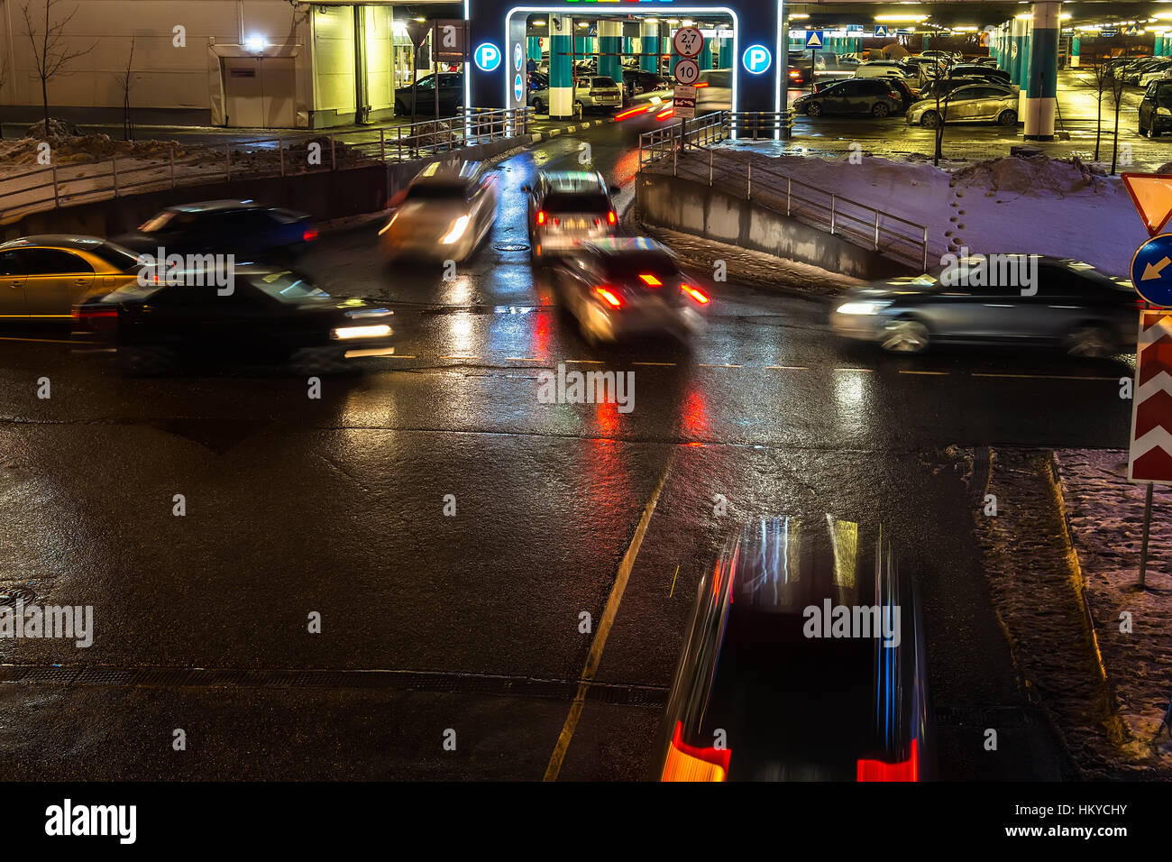 Queue of cars at entrance of shopping mall parking Stock Photo - Alamy