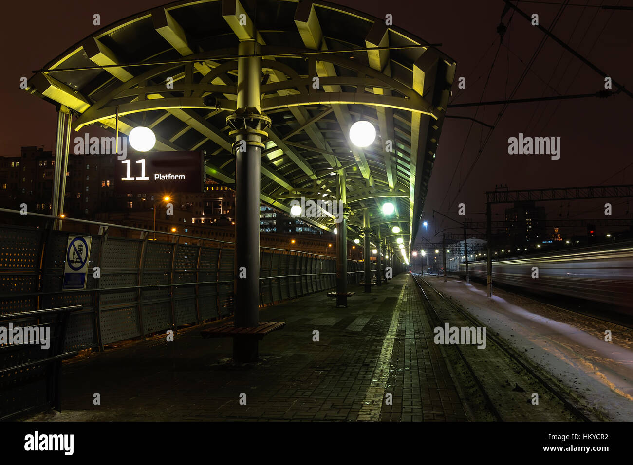 Empty train platform in railway station Stock Photo - Alamy