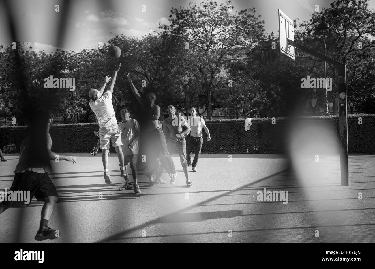 Young guys play playground basketball Stock Photo - Alamy