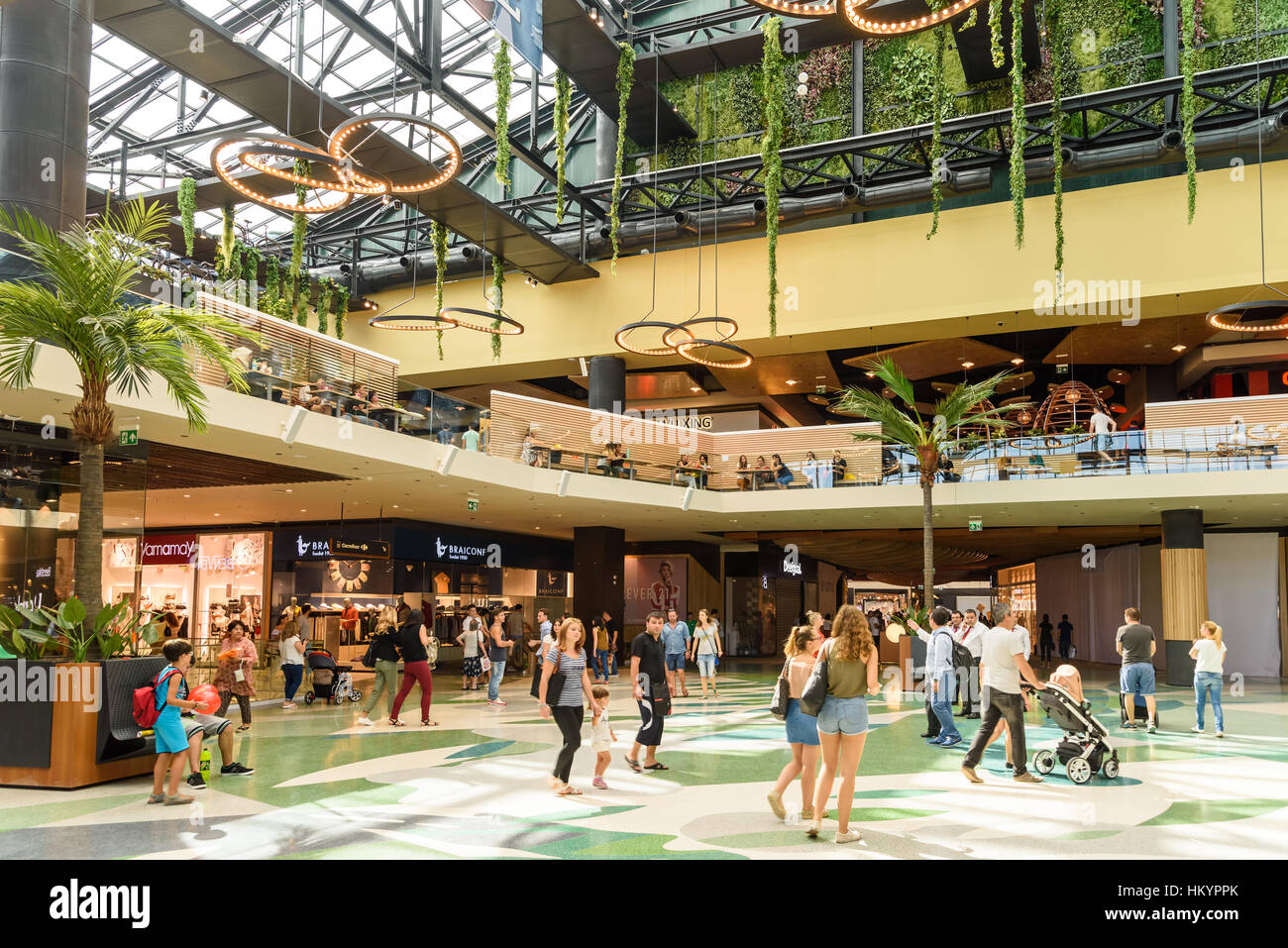 Shopping mall interior and crowd hi-res stock photography and images ...
