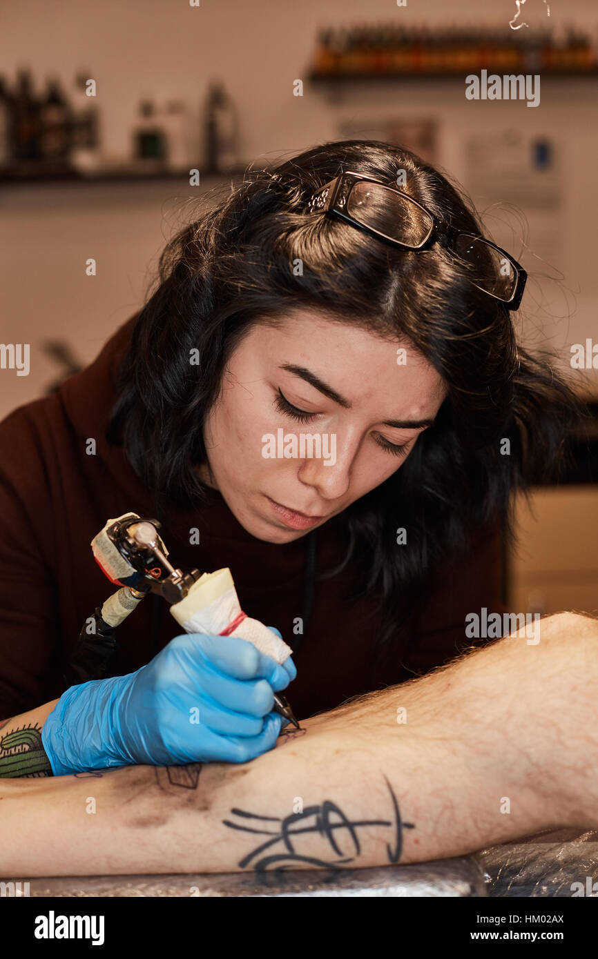 Tattoo salon master tattooing hi-res stock photography and images - Alamy