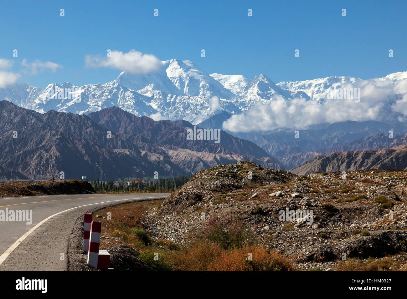 Spectacular view of Pamir Mountains from Karakorum Highway, Xinjiang ...