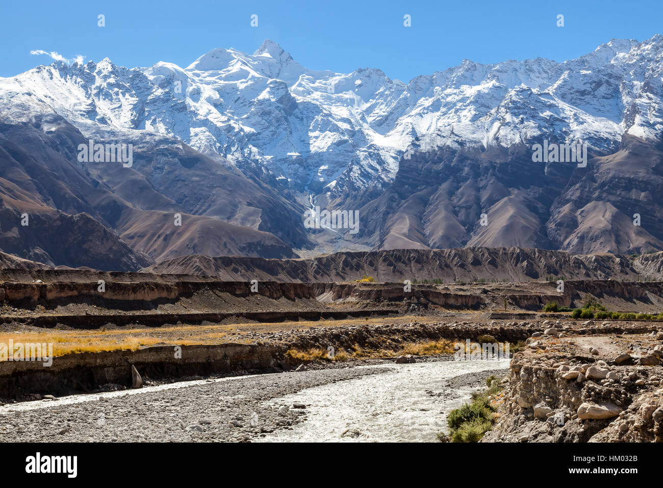 Spectacular view of Pamir Mountains from Karakorum Highway, Xinjiang ...