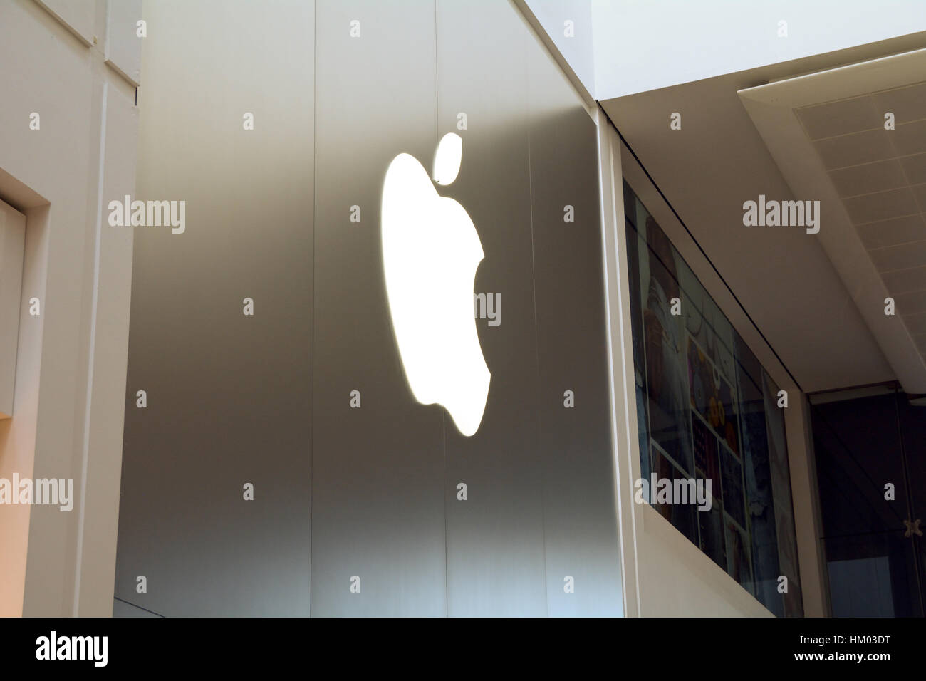 Apple logo outside shop Stock Photo - Alamy