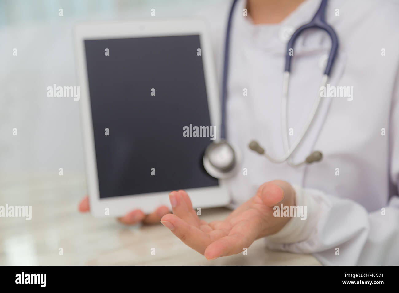 Doctor using tablet computer Stock Photo - Alamy