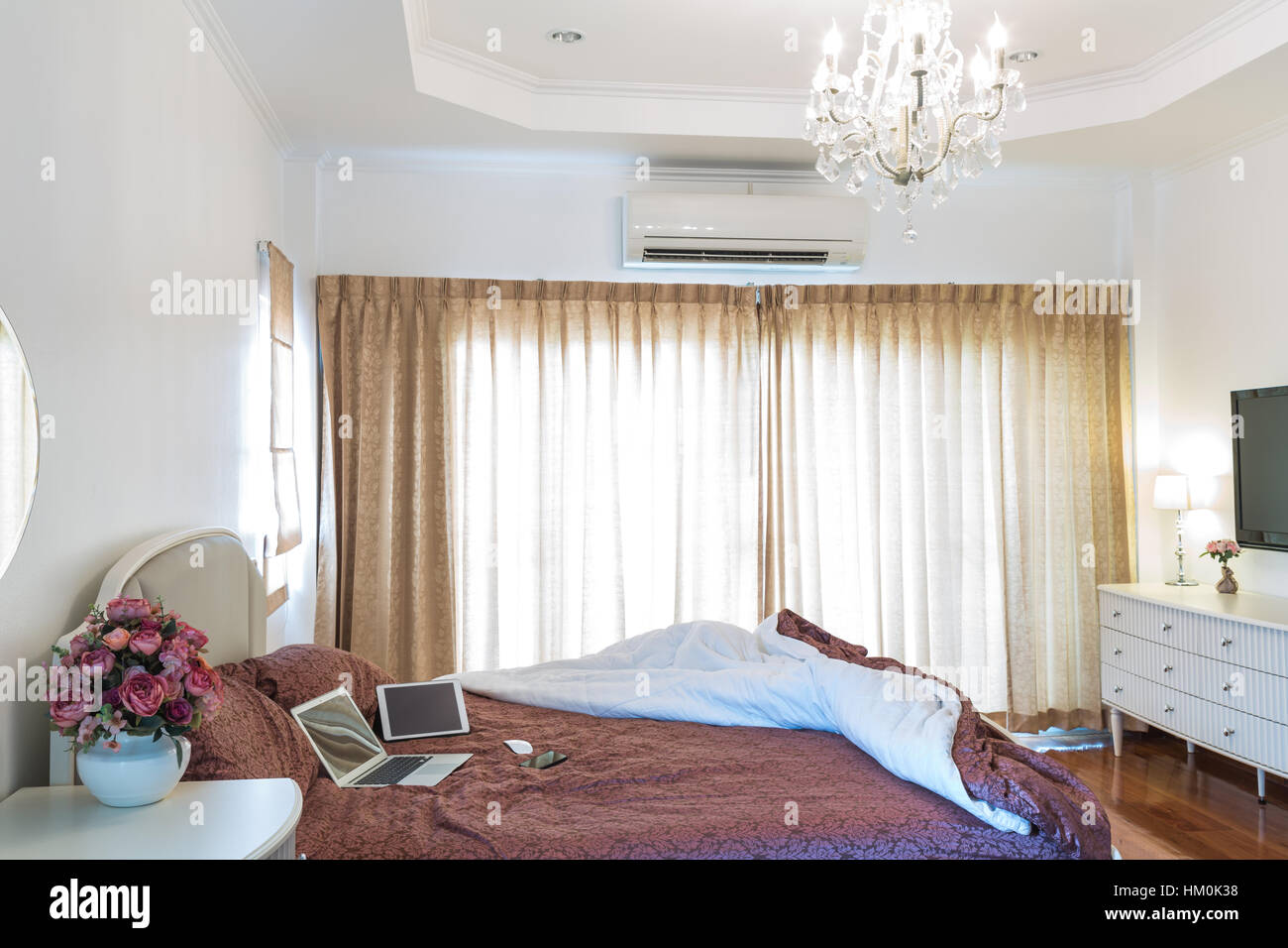 Modern bed room interior Stock Photo - Alamy