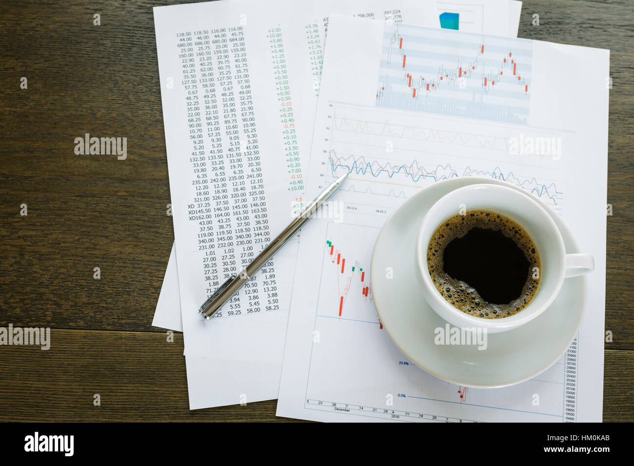 Clipboard financial report charts hi-res stock photography and images ...