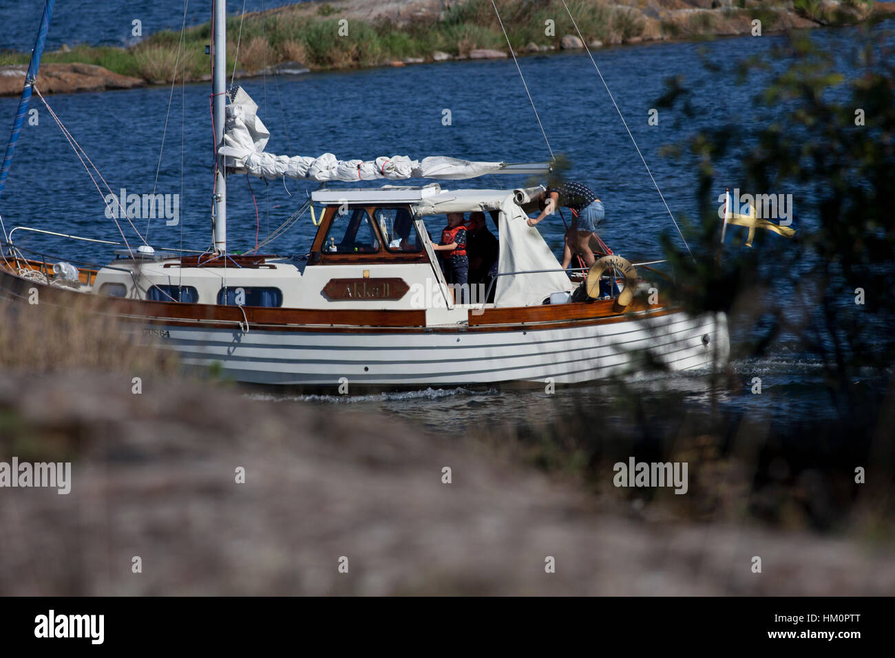 Wooden boat with family on vacation in the Swedish archipelago Stock ...