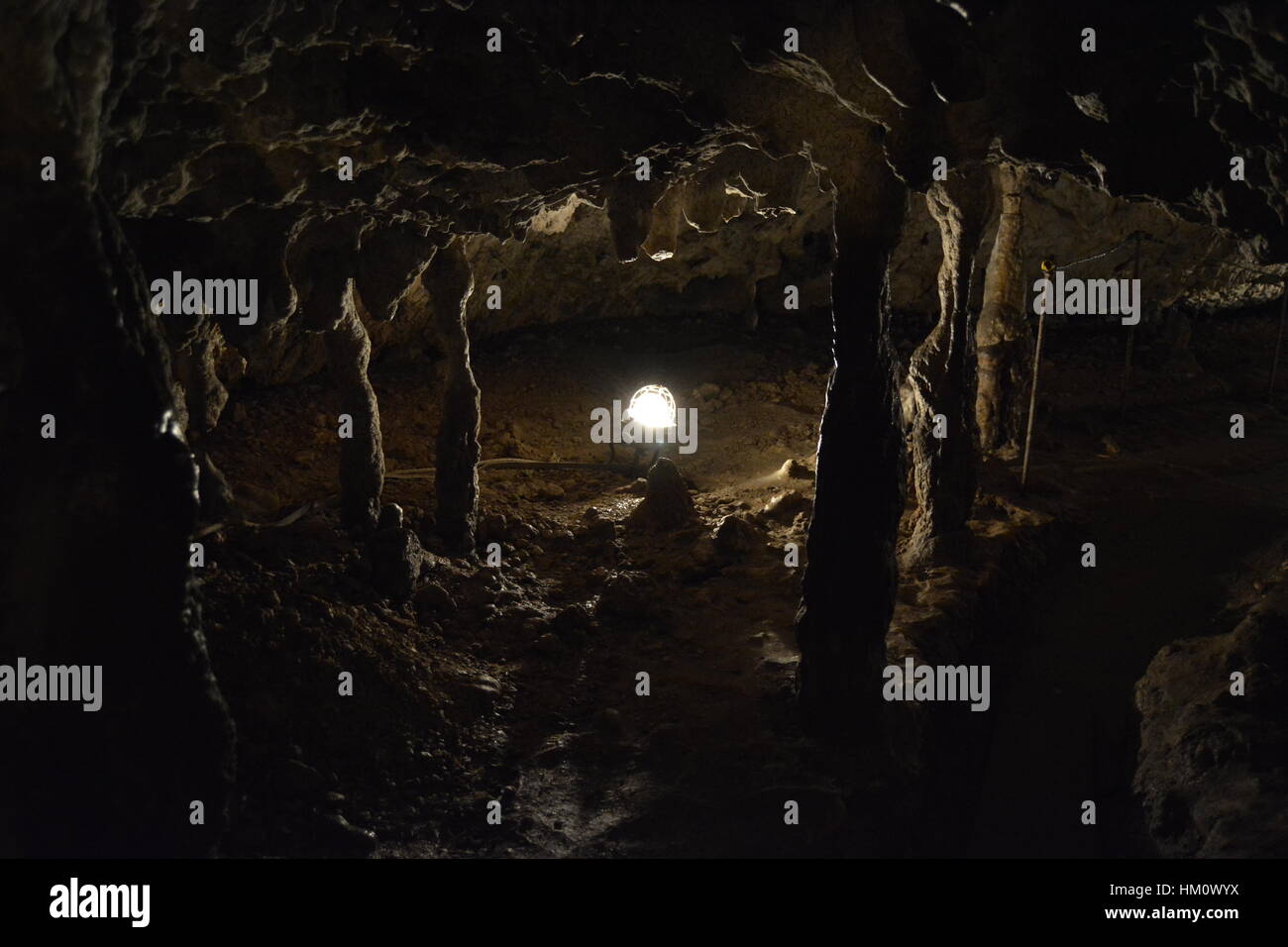 Light shining cave hi-res stock photography and images - Alamy
