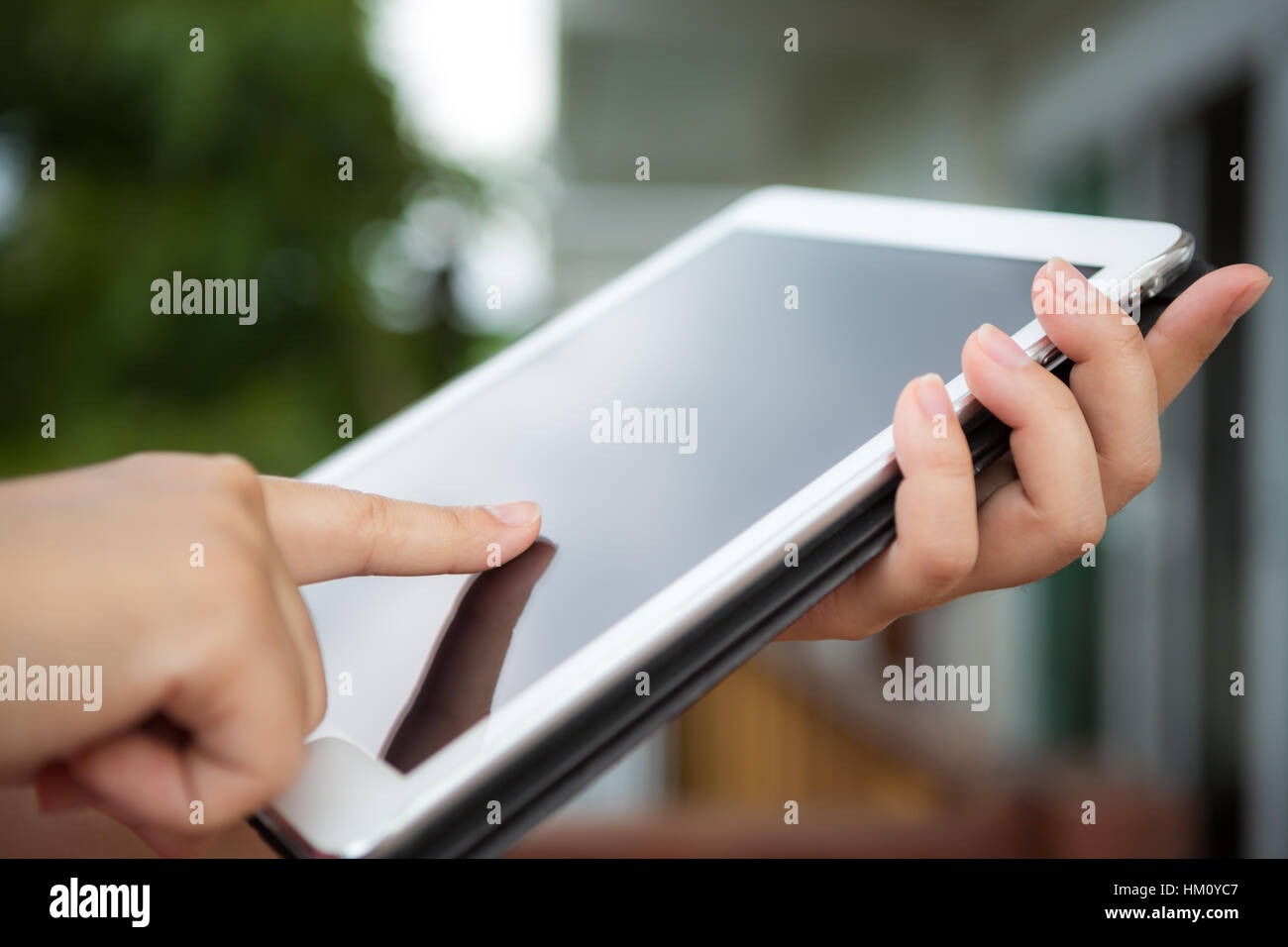 Hand hold white tablet Stock Photo - Alamy