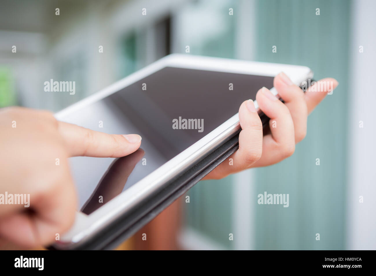 Hand hold white tablet Stock Photo - Alamy
