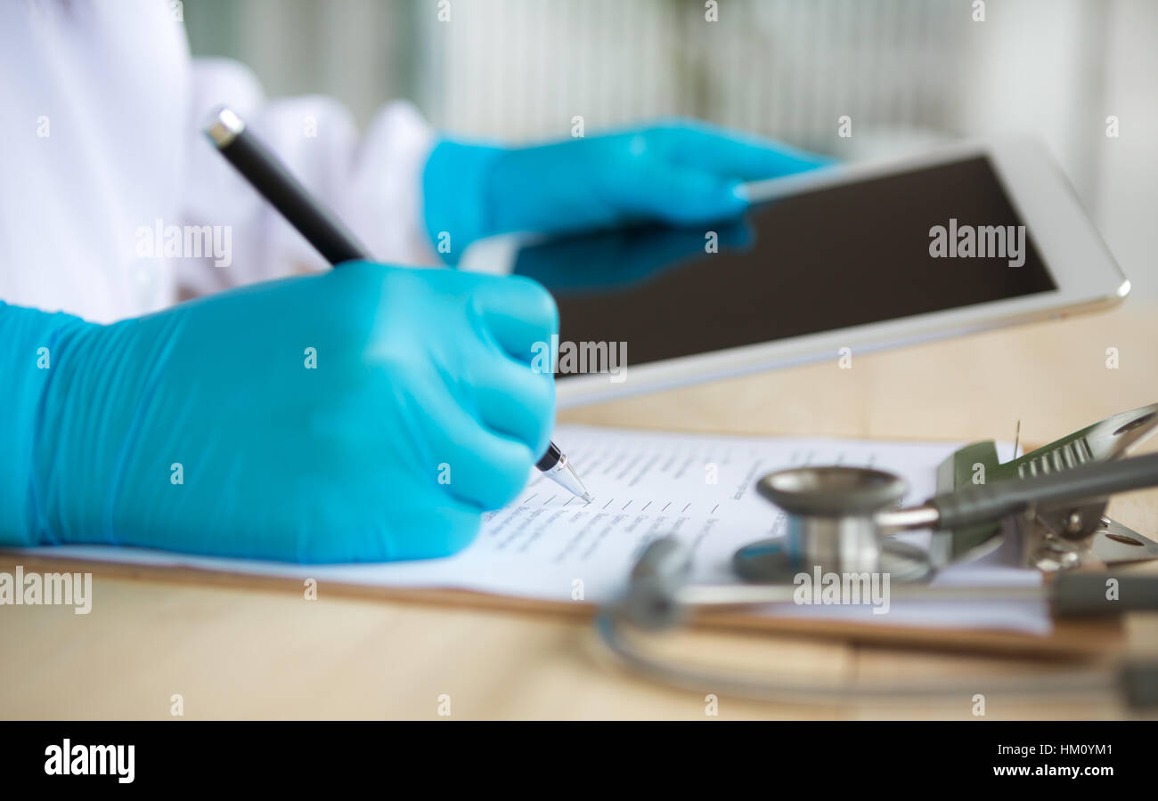 Doctor using tablet computer Stock Photo - Alamy