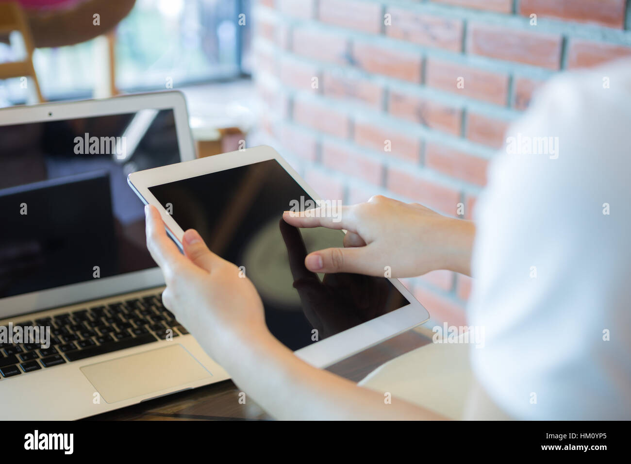 Woman hand hold white tablet with blank empty screen Stock Photo - Alamy