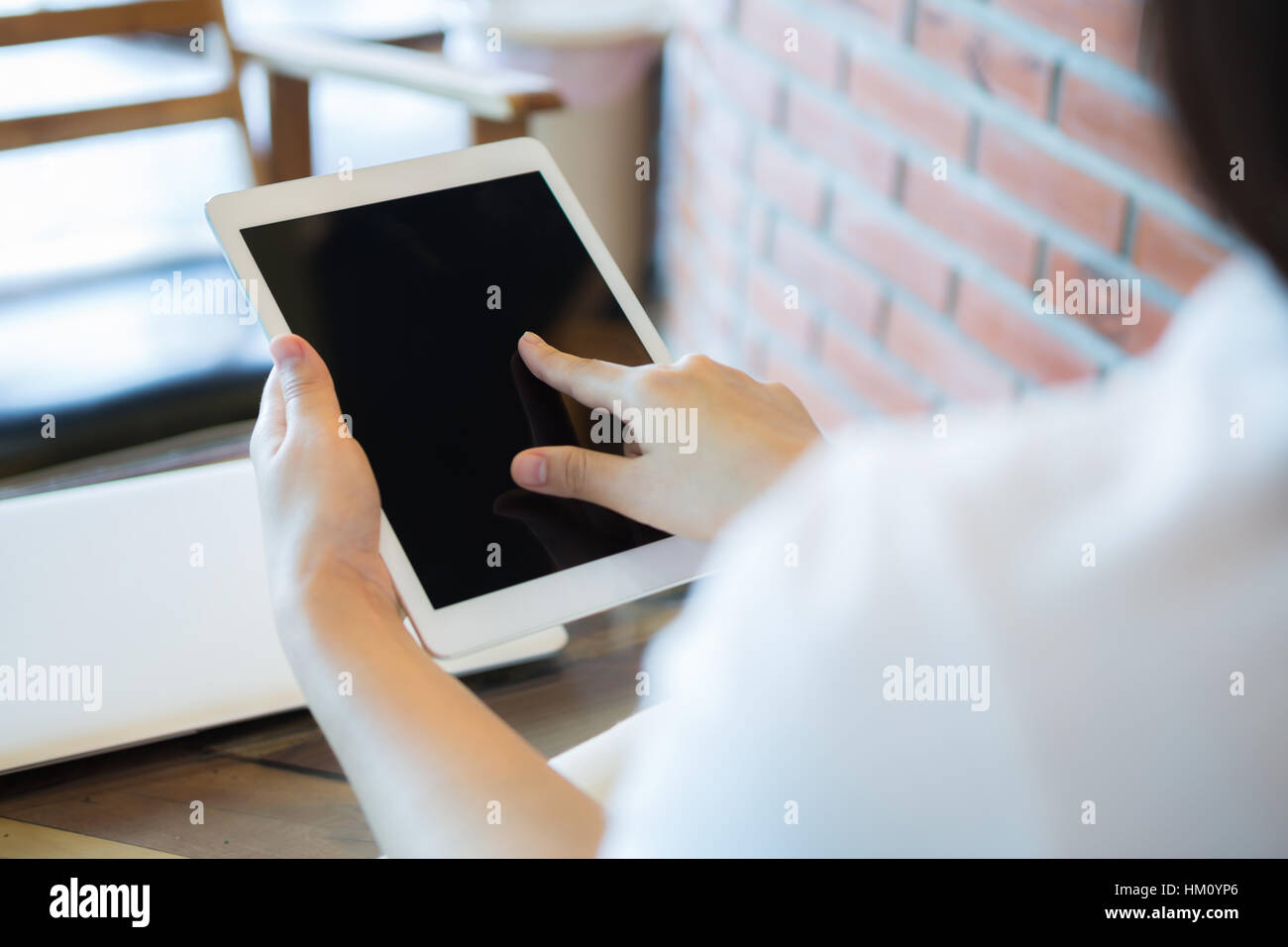 Woman hand hold white tablet with blank empty screen Stock Photo - Alamy