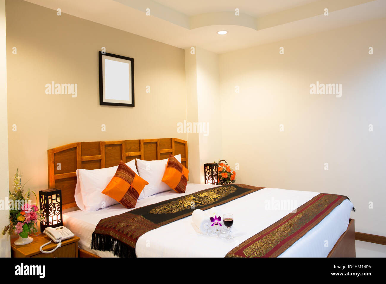 Interior of modern comfortable hotel room Stock Photo - Alamy