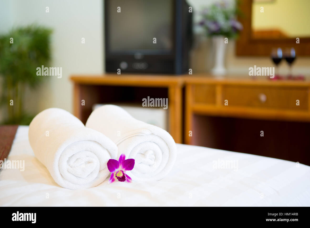 Interior of modern comfortable hotel room Stock Photo - Alamy